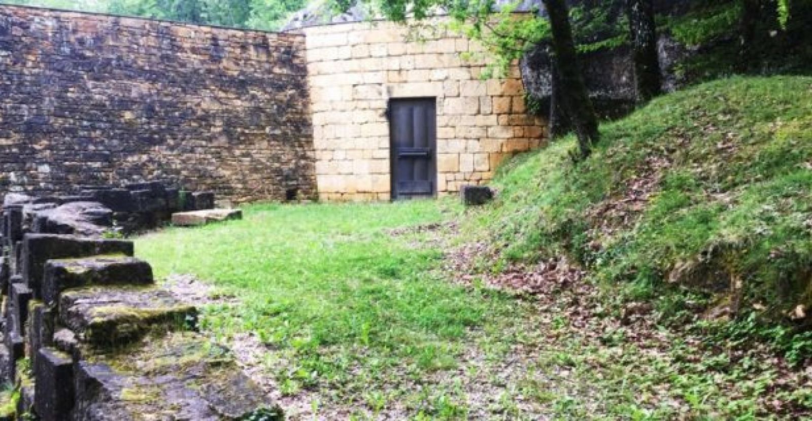 Abri du Cap-Blanc - An impressive prehistoric site in Périgord - Caves ...